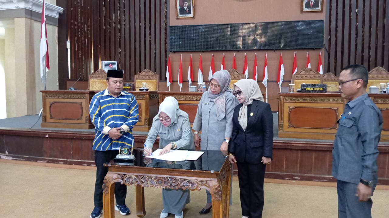 Paripurna DPRD Tanjabtim Usul Pemberhentian Bupati dan Wakil Bupati Hasil Pilkada 2020 - Brita Jambi